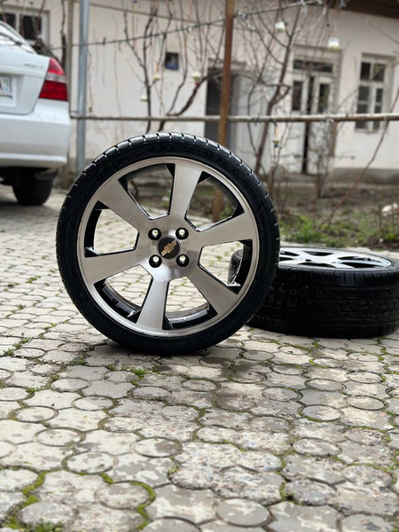 17 diska srocha sotiladi