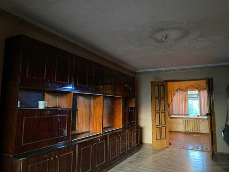 м.Буюк Ипак Йули около метро 3-комн 4/5 71 м² кирпич 2х6 без ремонта