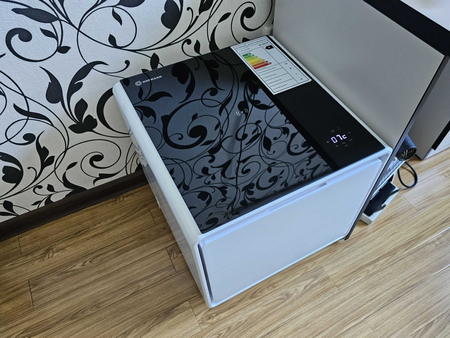 ПРОДАМ Прикроватный Холодильник Hofmann MR-30WH/HF.