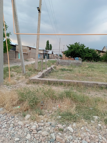 Uchastka sotiladi tovoqsoyda yaxshi joyda