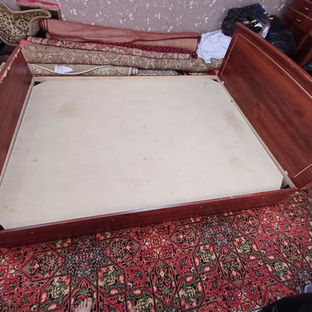 Кровать с двумя тумбами