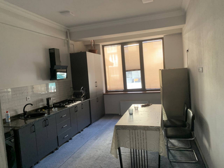 Sergili 5a nijiloy ofis 1 etaj va padval qism sotiladi