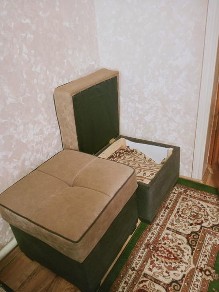Диван уголок,два пуфика,две подушки