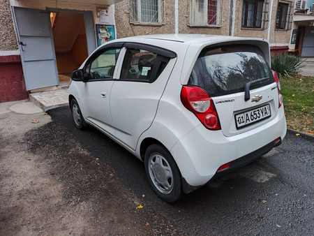 Chevrolet Spark 2016 г., 65000 км., белый.