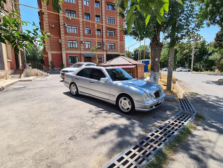 Mercedes    e210
