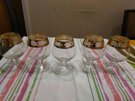 Бокалы с золотом