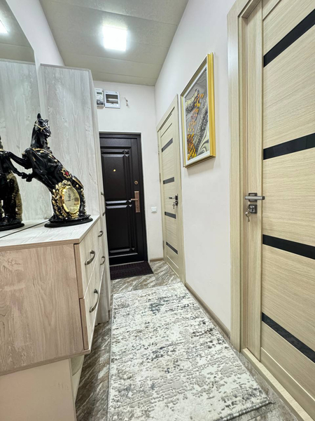 .Продам 2х3комнатную 1этаж зеркалка 50м2 евроремонт мебельтехника балк