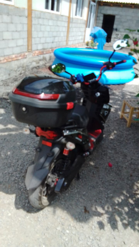Skutr redlayin sotiladi