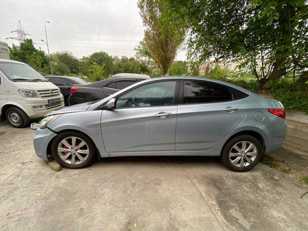 Продается автомобиль Hyundai Accent 2012 года автомат битая. Ташкент.
