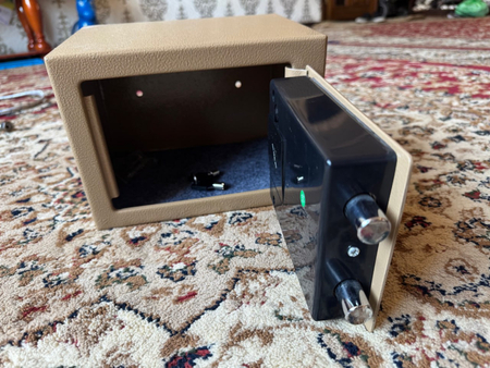 Seyf sotiladi elektroniy kallitiyam bor