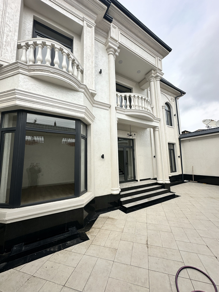 Современный новый дом в стиле Неоклассика