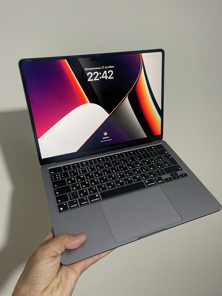 Macbook air 2022 M2 chipli srochniy sotiladi!