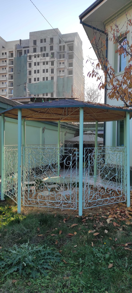 Дворовая садовая беседка