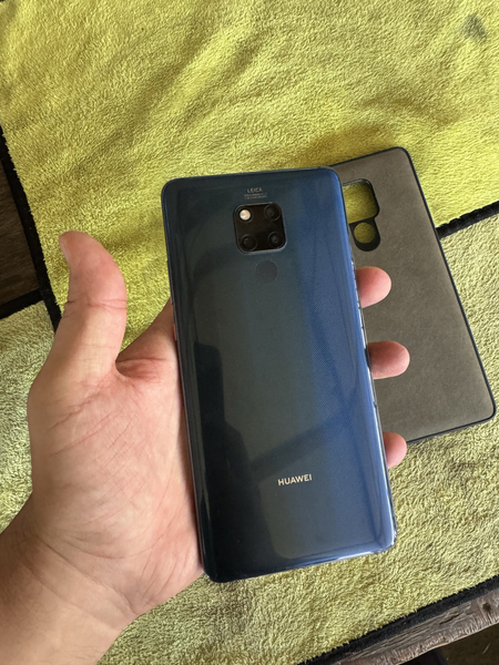 Huawey mate 20x pamit 6.128g holati ideal cheholi bor oqip tel qlila