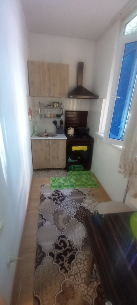 Продается 2-комнатная квартира, переделанная в 3-комнатную, в Юнусабад