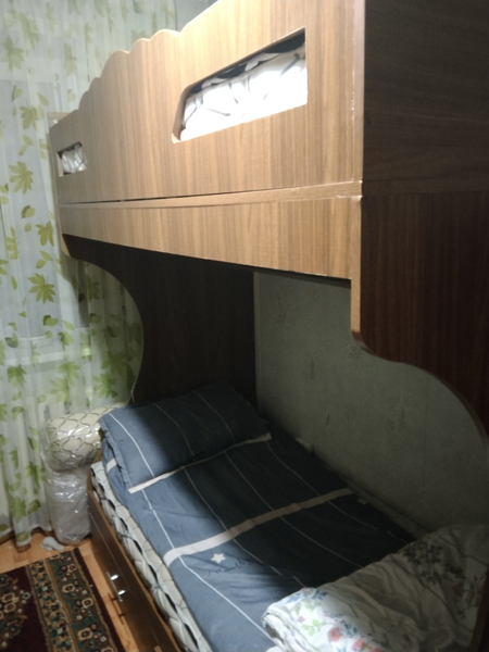 Двухярусная кровать с письменными столами