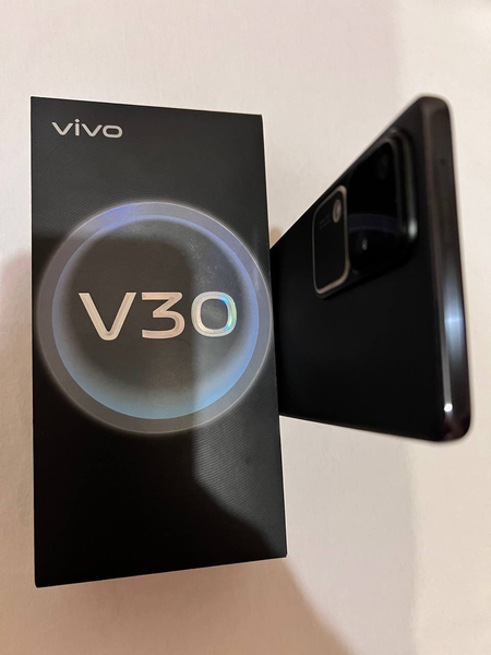 Vivo V30 в идеальном состоянии весь комплект