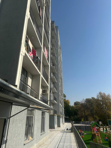 4 xonalik navostroyka karobka 110 kvadrat sotiladi. 2ta balkon bor.