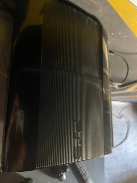 Playstation 3 super slim 500 gb.