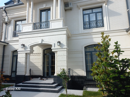 Binolarning tashqi yuzlariga travertin qoplamali penaplastlar qilamiz