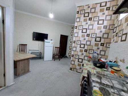 Продаю 2 ком квартира на 2 этаже 3 этажного дома. Метро Дустлик.