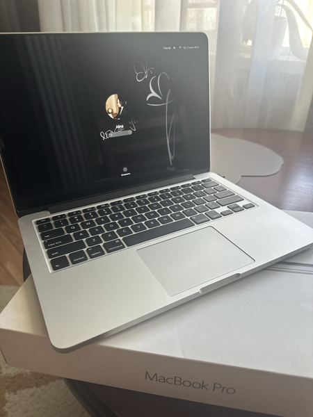 Macbook pro retina 13, идеальное состочние,батарея держит