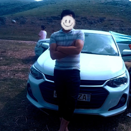Avtomobil onix sotiladi rangi oq ideal koʻrinishi kraska yoq metan bor
