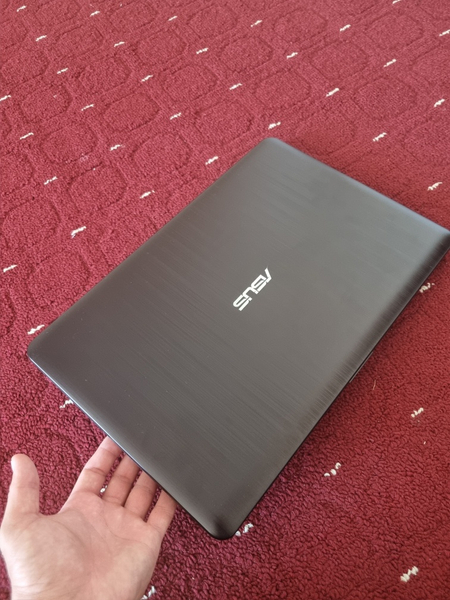 Notebook ASUS sotiladi.