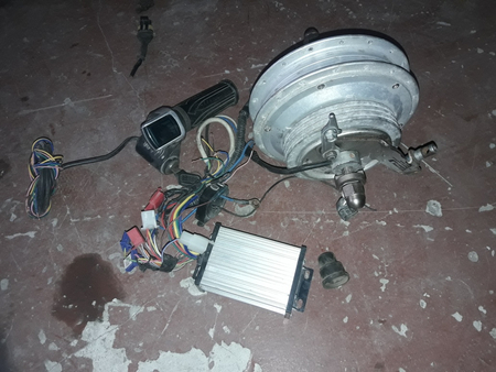 Elektro skutrga motor kantrolleri gazi bilan