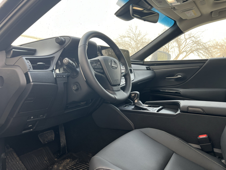 Lexus ES300h новая
