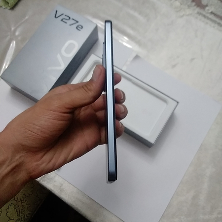 VIVO V27e  black    8+8gb    256gb