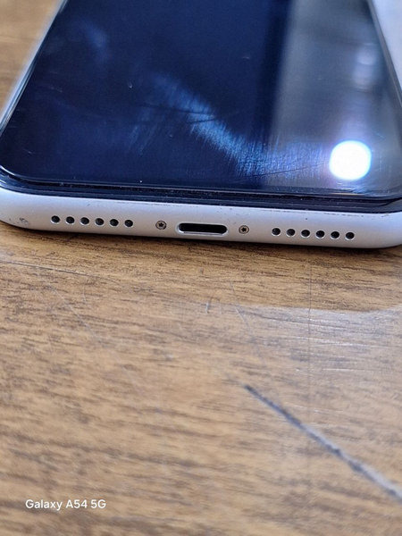 Iphone 11 128 gb li zor 82% zaryadi bemalol yetadi