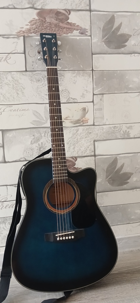Gitara sotiladi.