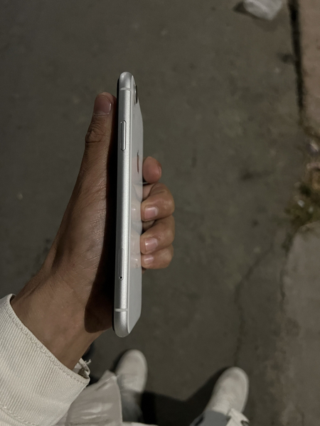 Iphone xr rangi oq ideal usiliniy qoyilgan 64gb kar dok bor 100% real