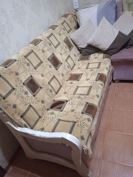 Продаётся уголок смотреть фото и есть три табуретки в комплекте