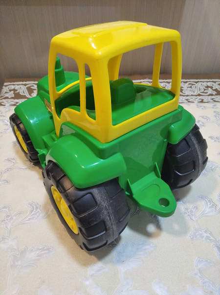 Игрушка, зелёный трактор с прицепом.