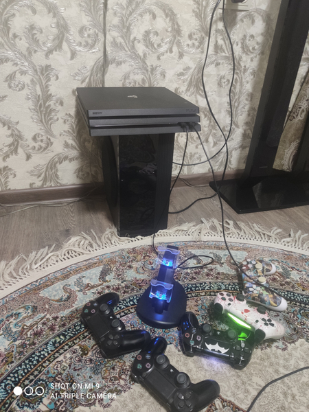продается игровая приставка с 32 играми PS IV pro 1-TB