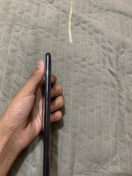 Galaxy a70, holati yaxwi 10/7 aybi ekran almashtrsh kk batareyka 10/6.