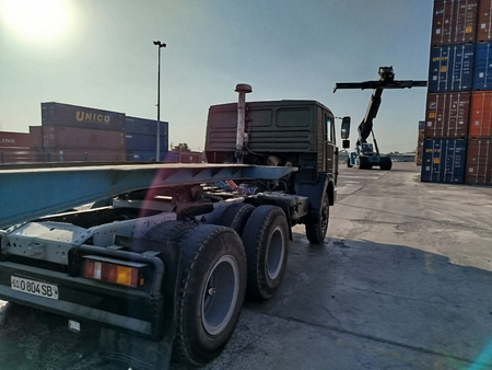 Kamaz tigach pritsepsiz sotiladi ishlab turgan mashina matori standart