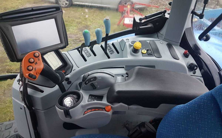 Traktor New Holland T7060
