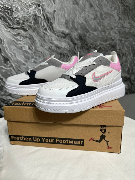 Кроссовки NIKE изготовитель Турция.