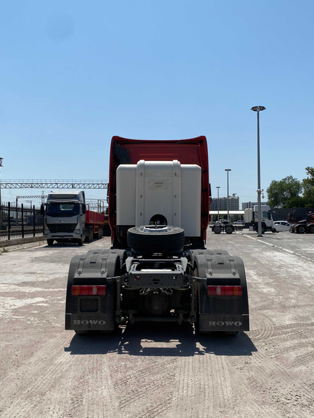 Тягач Howo-T7H 6x4 CNG цвет красный 2023 год в наличии