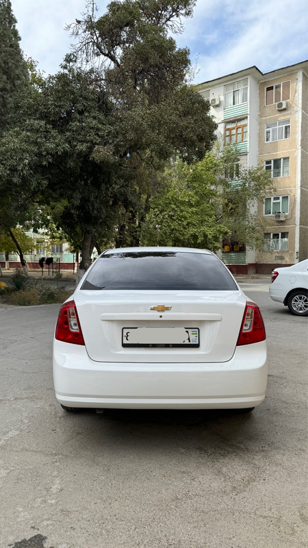 Chevrolet Lacetti (Gentra) sotiladi.