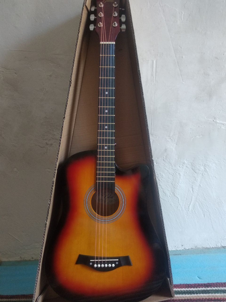 Gitara holati yangi rangi sariq