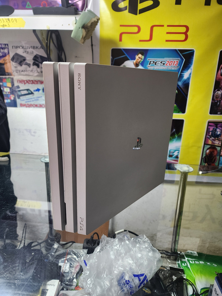 Продается игровой консол Sony Playstation 4 pro