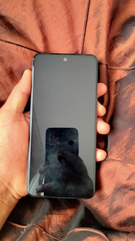 Sotiladi vivo y 100 xotirasi 8/256 yengi xali 2 hafta ishlatilgan