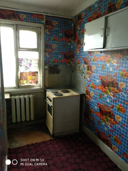 Продам спутник3 2ком 1этаж 2этажки в деревянный дом среднее состояние