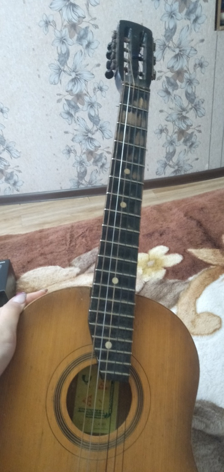 Продам гитару ..