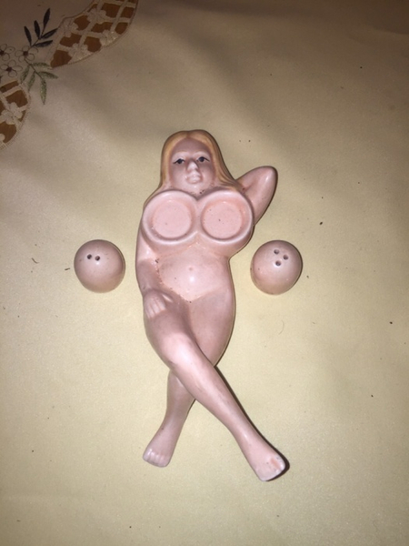Продам оригинальную старинную солонку ( соль и перец)