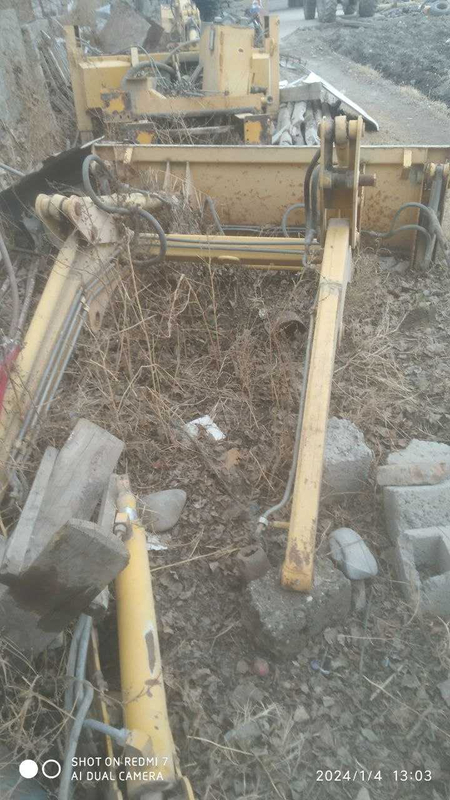 Traktorni pagruzchugi buldozeri bilan.